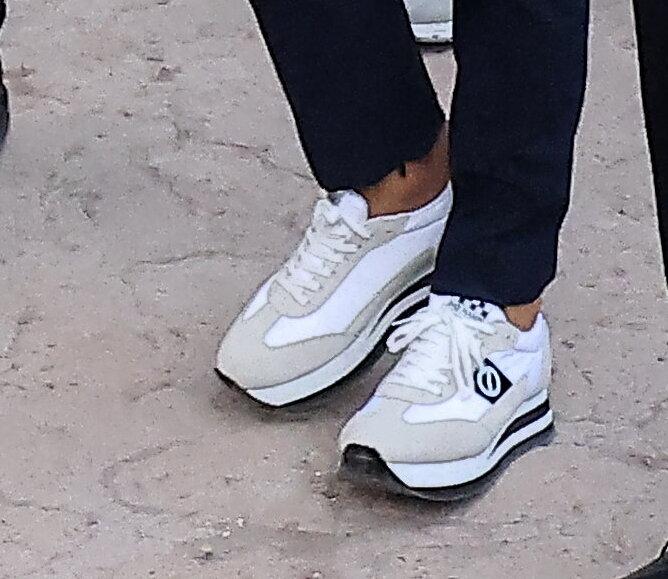 PHOTOS - Brigitte Macron est fan de ses baskets No Name à Rome