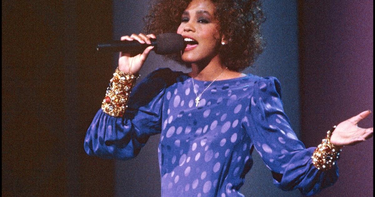 Les 10 looks iconiques de Whitney Wouston