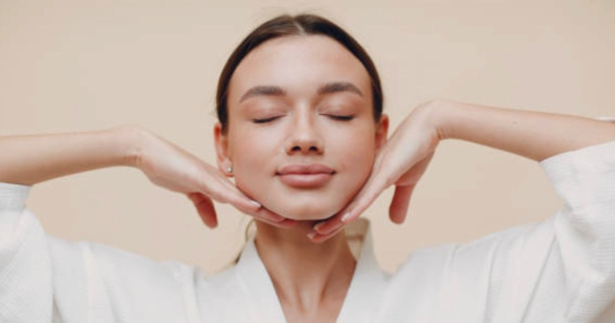 Journée mondiale du Yoga - Les 3 exercices ultimes pour un visage rajeuni
