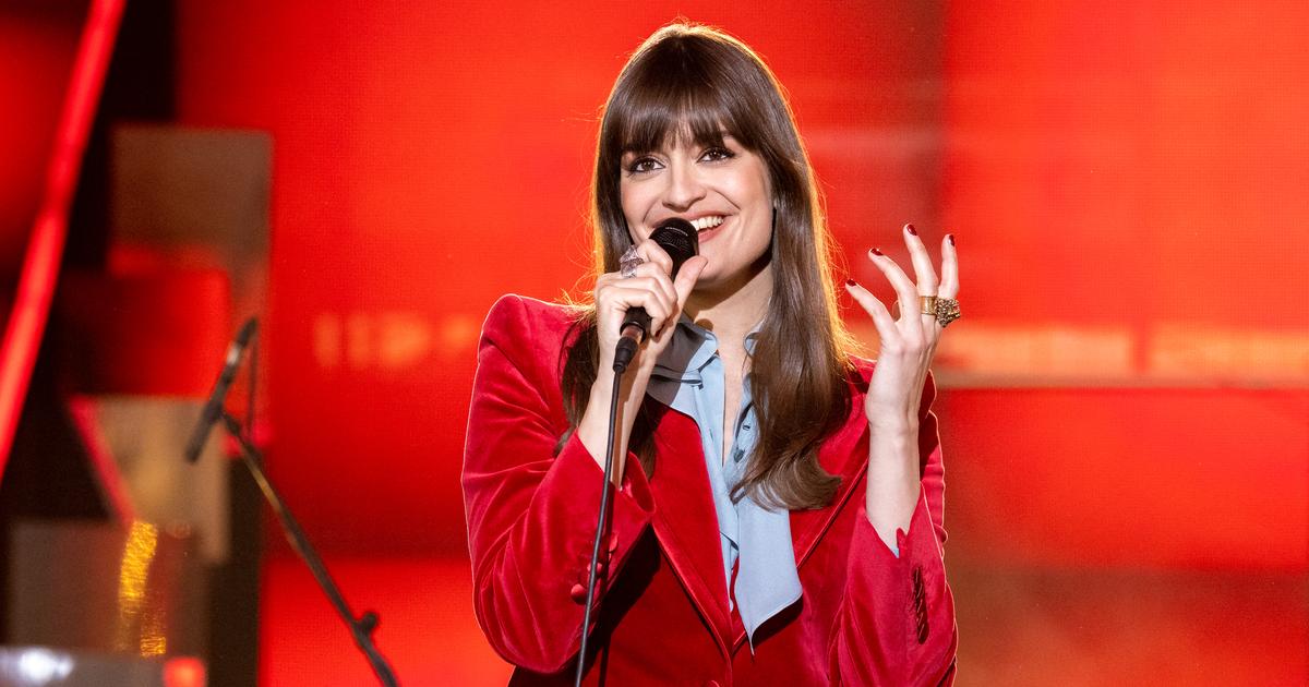 PHOTO - Clara Luciani enceinte : son ventre arrondi mis en valeur par une magnifique robe