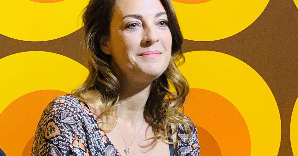 PHOTO - Ève Angeli enceinte : la chanteuse plus radieuse que jamais