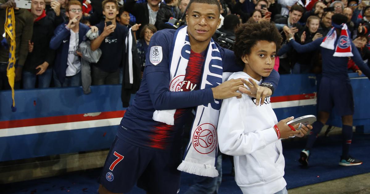 PHOTOS - Kylian Mbappé : ses parents Fayza et Wilfrid, son petit frère ...