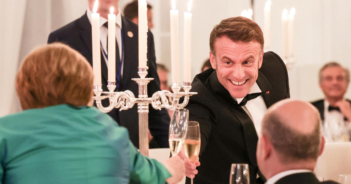 PHOTOS – Brigitte Macron glamour, Emmanuel Macron en smoking,... le ...