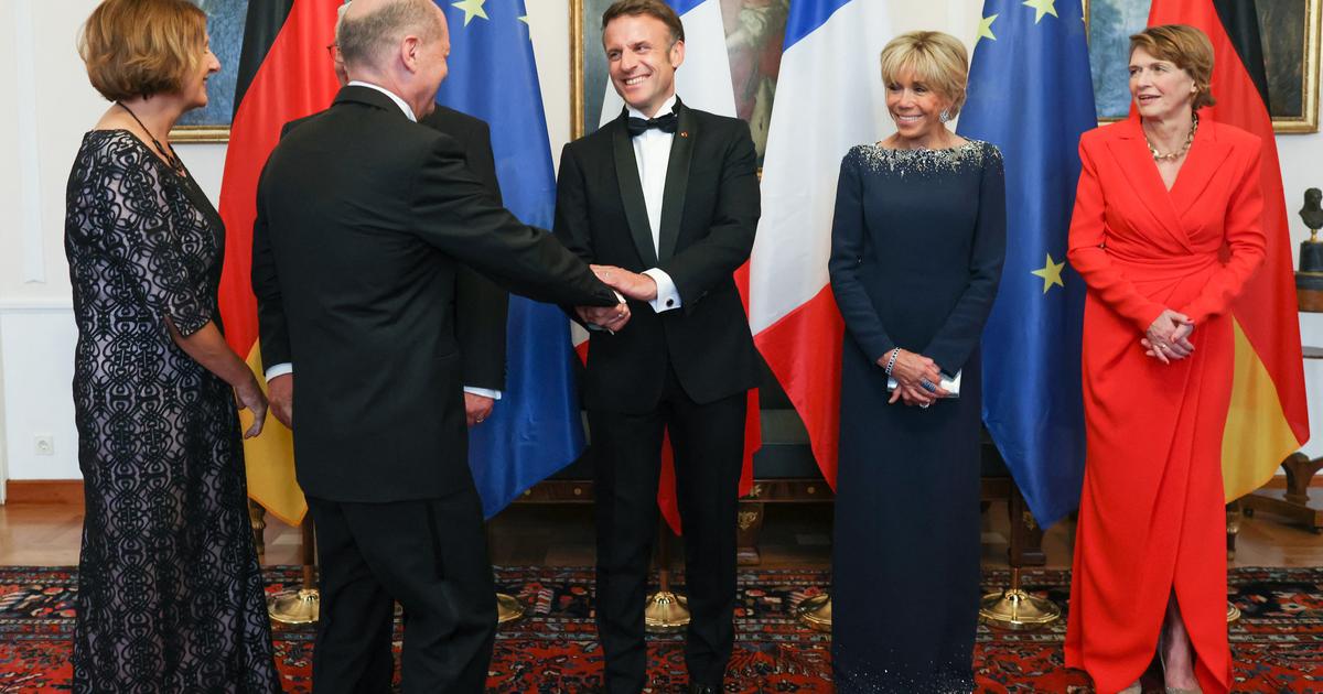 PHOTOS – Brigitte Macron glamour, Emmanuel Macron en smoking,... le ...