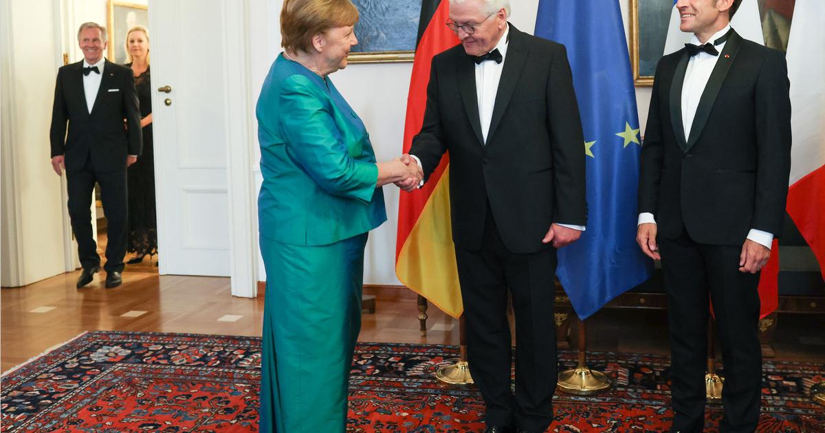 PHOTOS – Brigitte Macron glamour, Emmanuel Macron en smoking,... le ...