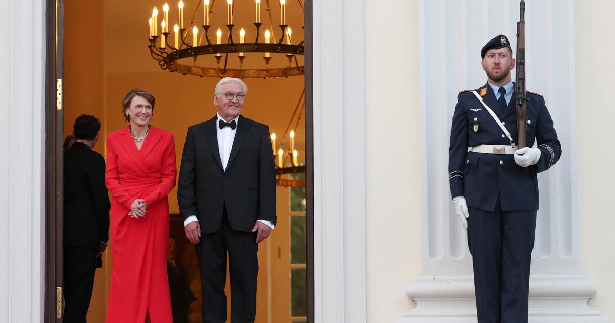 PHOTOS – Brigitte Macron glamour, Emmanuel Macron en smoking,... le ...