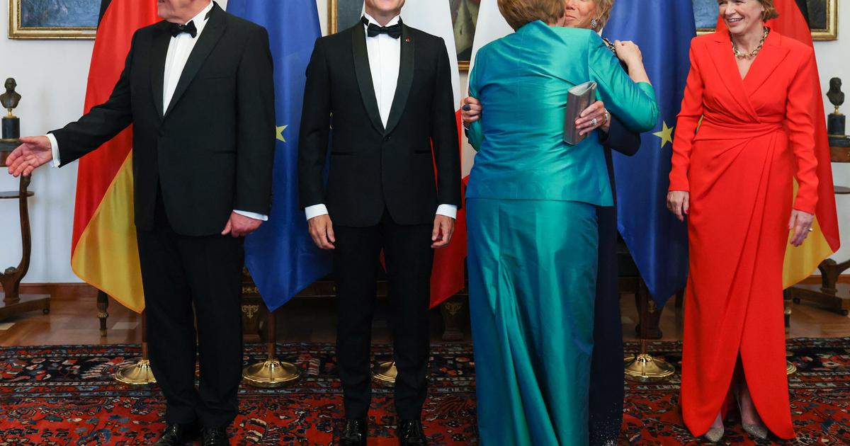 PHOTOS – Brigitte Macron glamour, Emmanuel Macron en smoking,... le ...