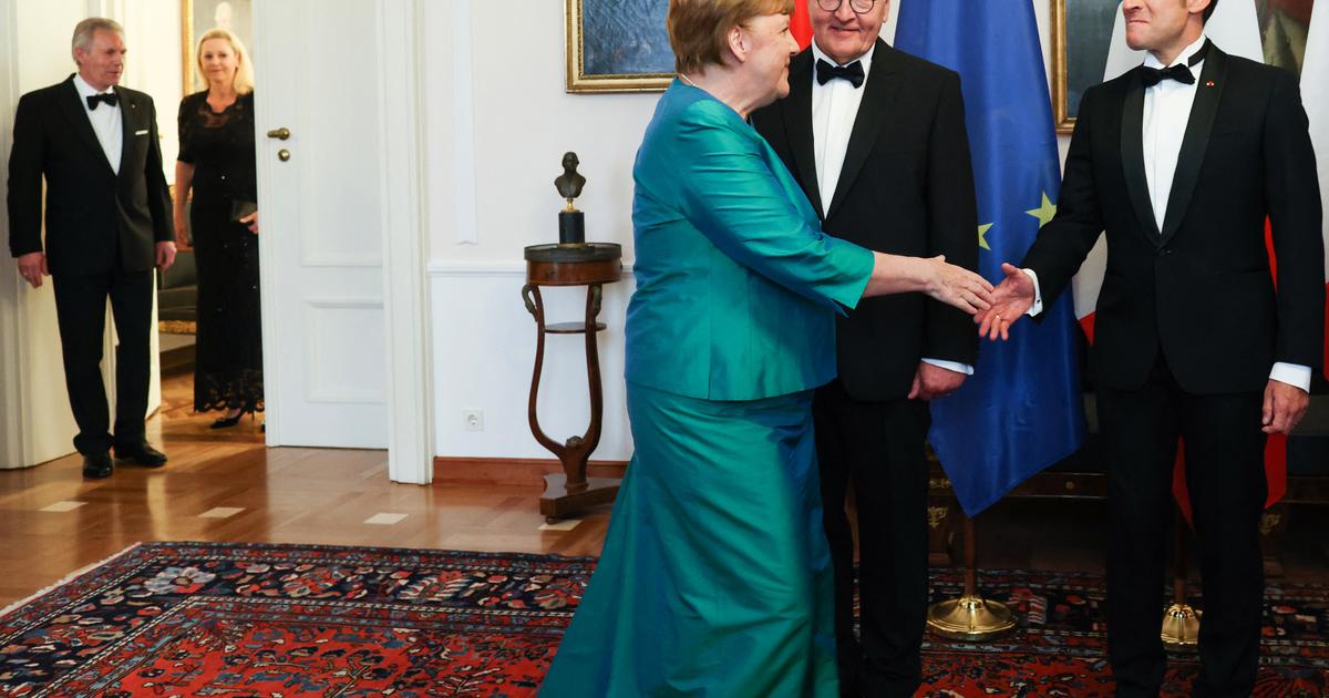 PHOTOS – Brigitte Macron glamour, Emmanuel Macron en smoking,... le ...