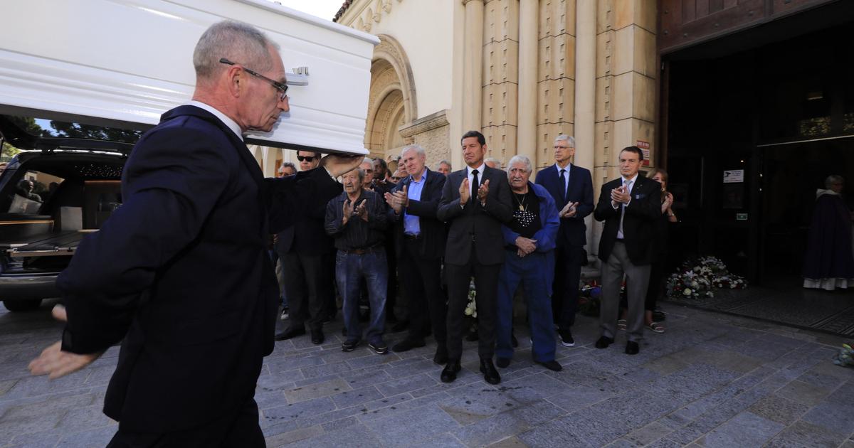 PHOTOS - Obsèques de Didier Roustan : sa compagne et ses enfants ...