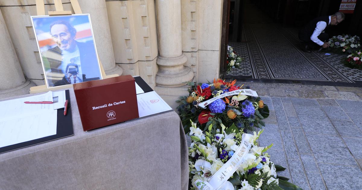 PHOTOS - Obsèques de Didier Roustan : sa compagne et ses enfants ...