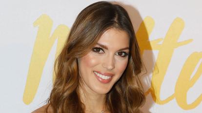 PHOTO - Iris Mittenaere sculpturale, elle enflamme la Toile dans un maillot de bain fluo