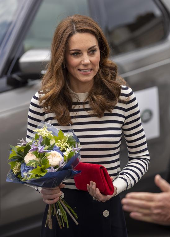 PHOTOS - Kate Middleton surprend avec une minaudière rouge ultra flashy
