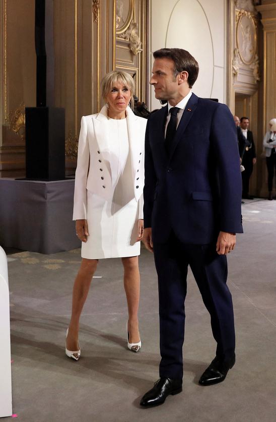 PHOTOS - Brigitte Macron élégante en robe Louis Vuitton et chignon ...