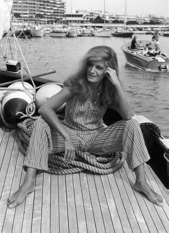 PHOTOS - Dalida : retour sur ses 20 looks iconiques