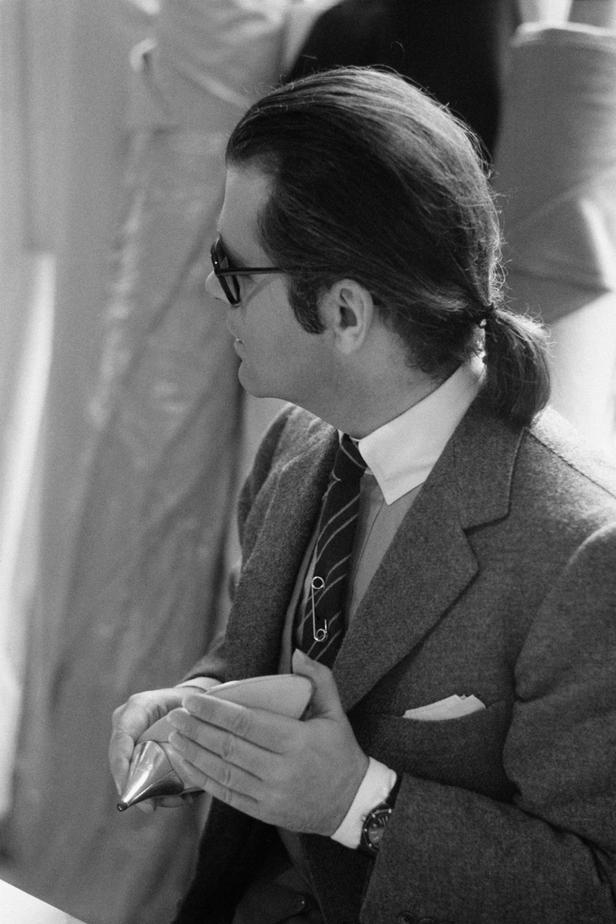 Photos - Karl Lagerfeld : barbe, catogan, mitaines : décryptage du ...