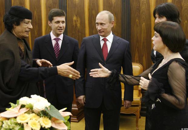 Vladimir Poutine et Mouammar Khadafi charmés par Mireille Mathieu