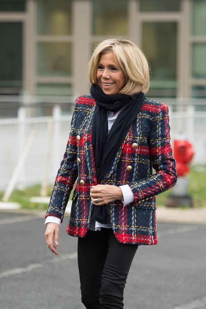 Brigitte Macron en blazer coloré Balmain à l'Hôpital de Saint-Denis