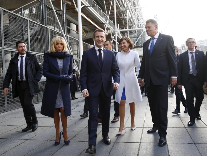 PHOTOS - Brigitte Macron rayonnante dans une nouvelle robe bleu esprit tweed