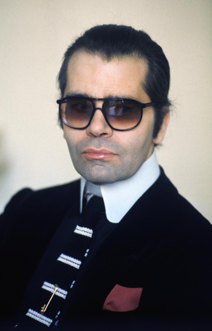 Photos - Karl Lagerfeld : barbe, catogan, mitaines : décryptage du ...