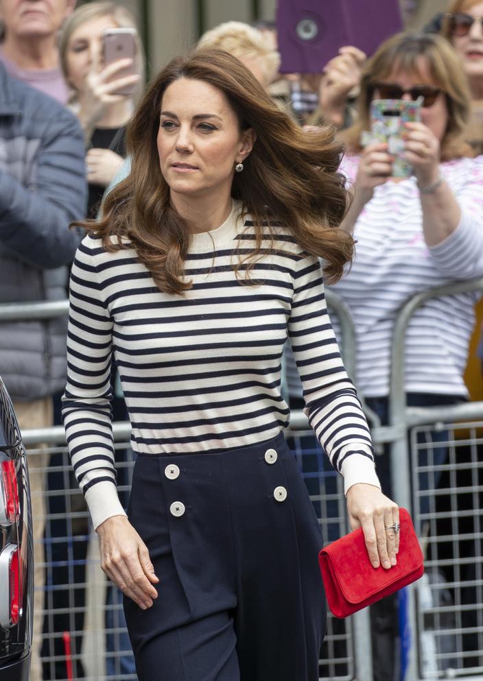 PHOTOS - Kate Middleton surprend avec une minaudière rouge ultra flashy