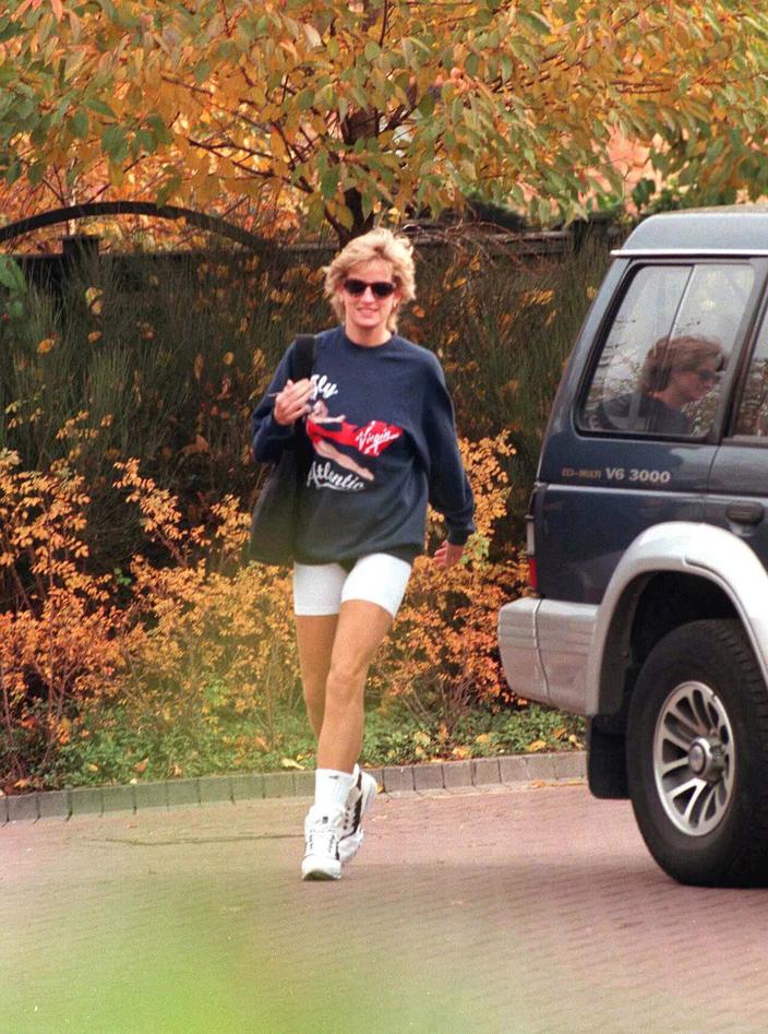 PHOTOS - Lady Diana : retour sur ses looks les plus controversés
