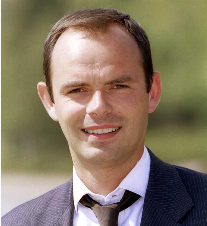 PHOTOS – Édouard Philippe : découvrez son évolution physique