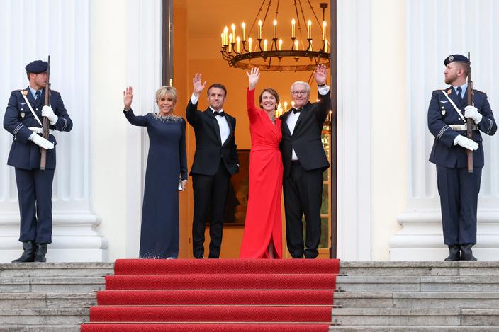PHOTOS – Brigitte Macron glamour, Emmanuel Macron en smoking,... le ...