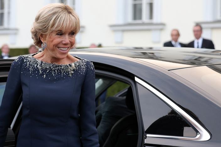 PHOTOS – Brigitte Macron glamour, Emmanuel Macron en smoking,... le ...