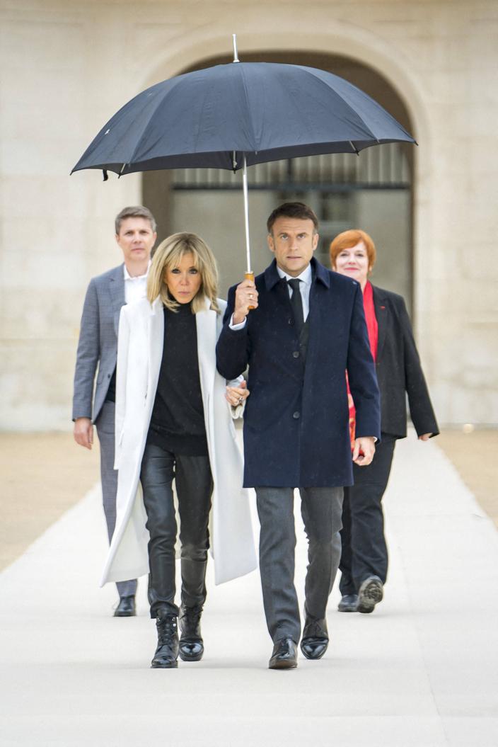 PHOTO - Brigitte Macron stylée : pantalon en cuir et bottines rock ...