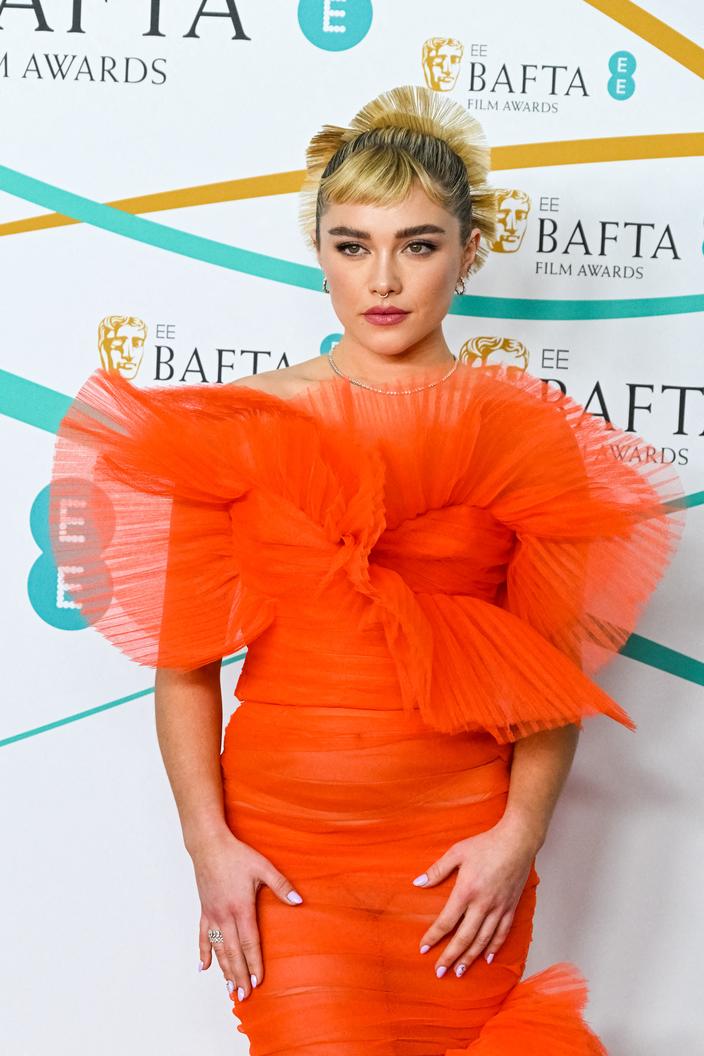 PHOTO – Florence Pugh sublime : elle ose la micro-frange et le piercing ...