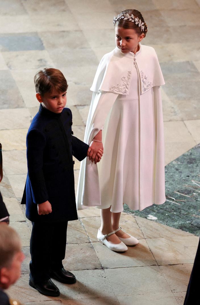 PHOTO - La princesse Charlotte angélique dans une petite robe blanche ...