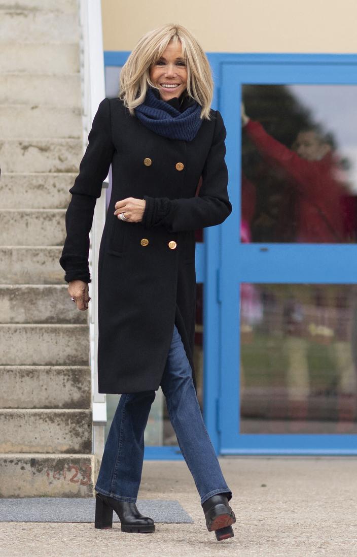 PHOTO – Brigitte Macron fait sensation en jean et mitaines : on s ...