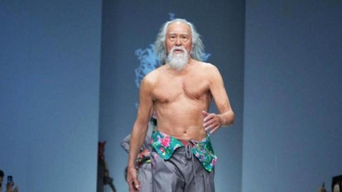 PHOTOS – Découvrez Wang Deshun, top modèle chinois à l’âge de 80 ans
