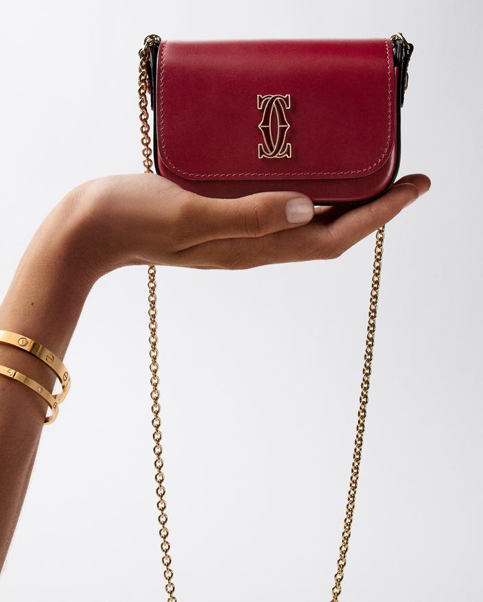 GALA GLAM - Cartier remet la tendance des mini sacs au goût du jour