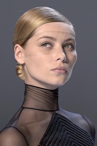 Cheveux : l'effet laque