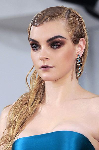 Cheveux : l'effet laque