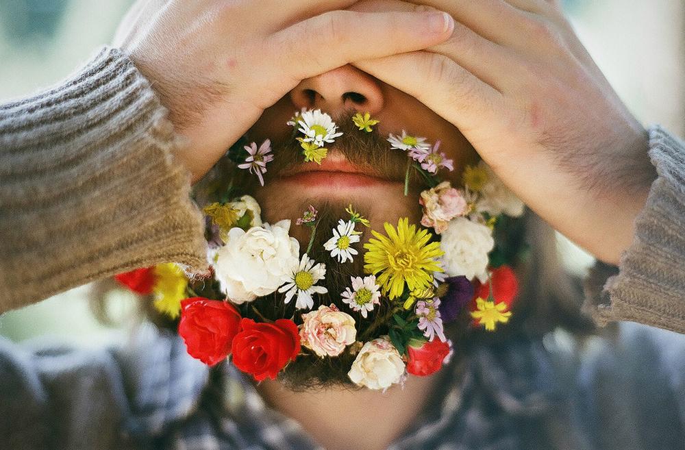La barbe à fleurs, nouvelle lubie des hipsters