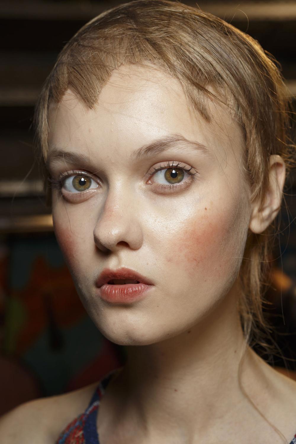 Les étranges codes beauté repérés sur les podiums