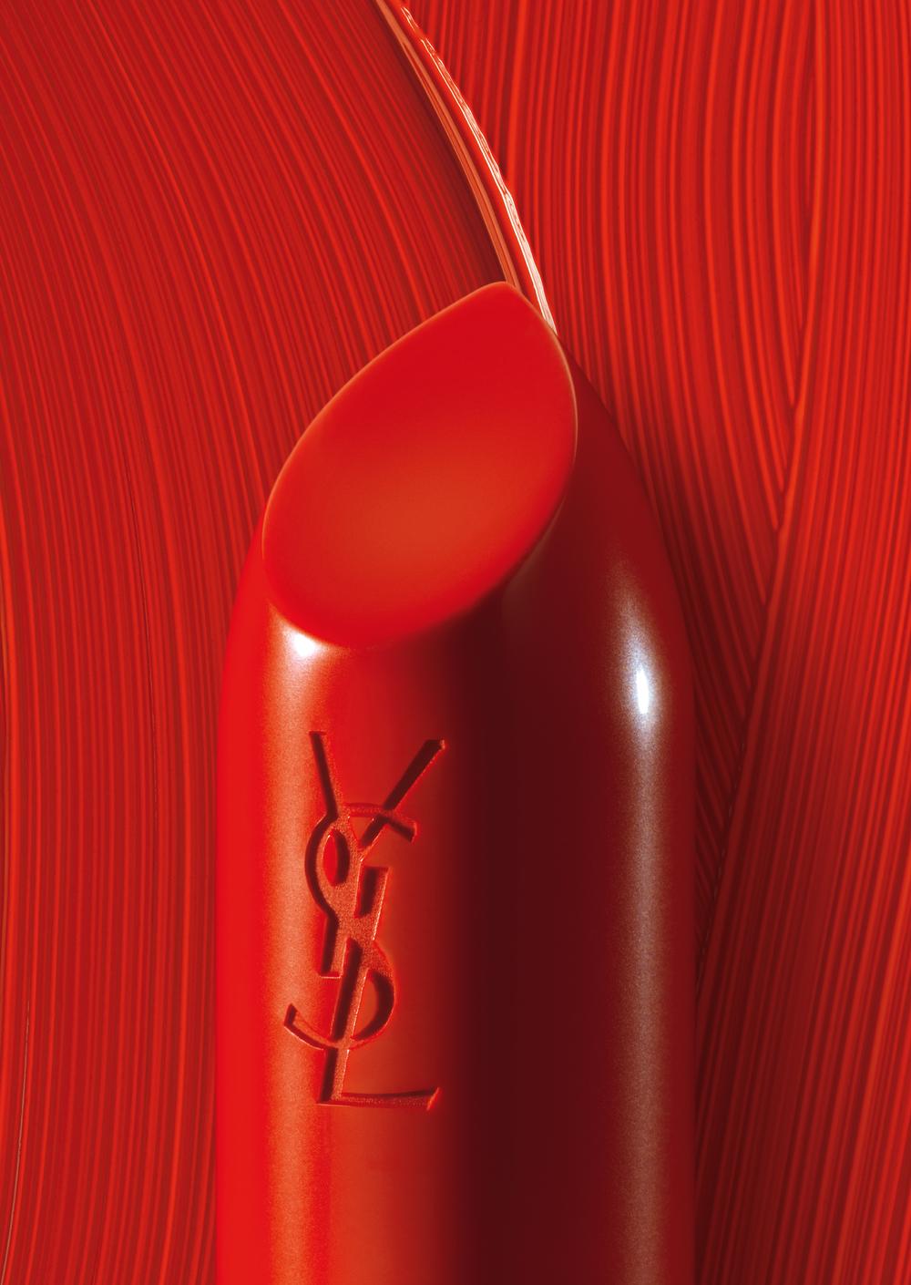 Remportez votre nouveau mini rouge iconique Yves Saint Laurent Beauté