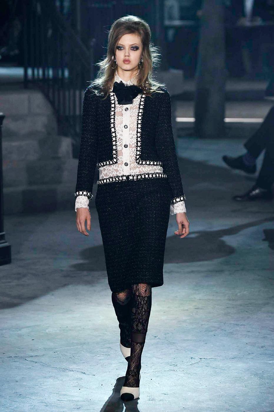 Pharrell Williams visite les ateliers Chanel pour la collection "Paris ...