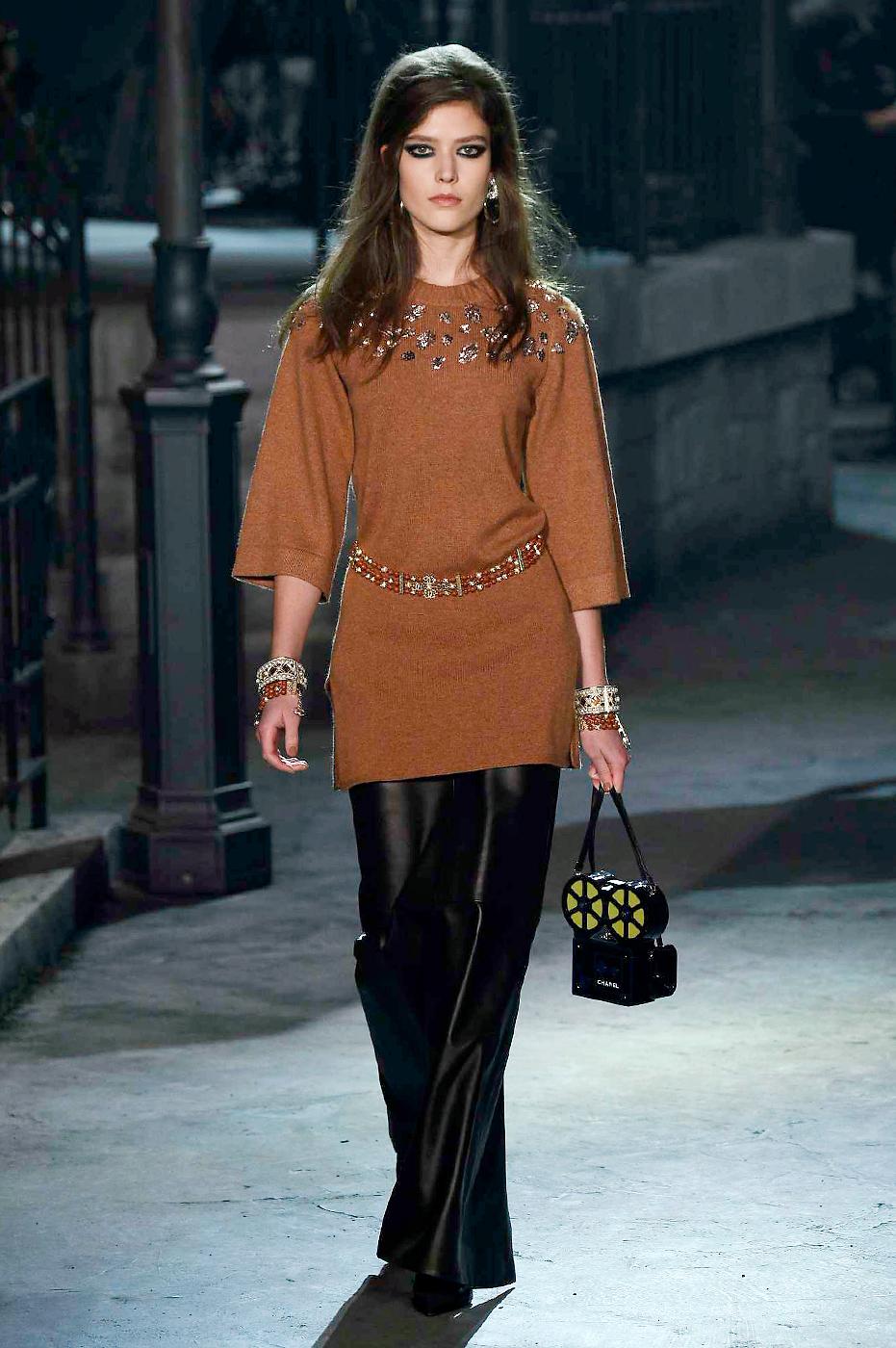 Pharrell Williams visite les ateliers Chanel pour la collection "Paris ...