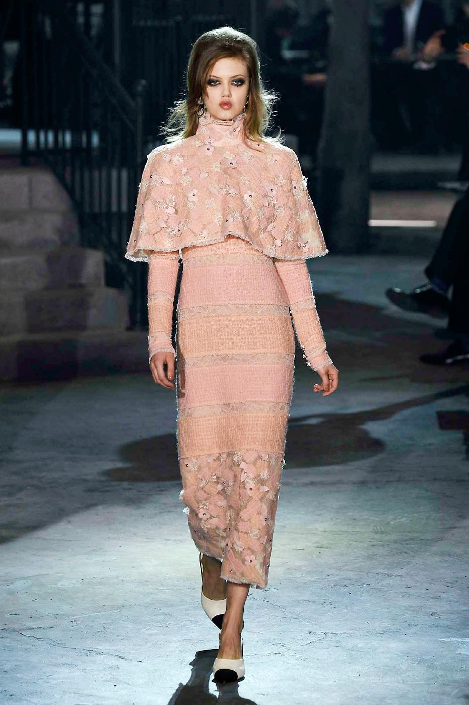 Pharrell Williams visite les ateliers Chanel pour la collection "Paris ...