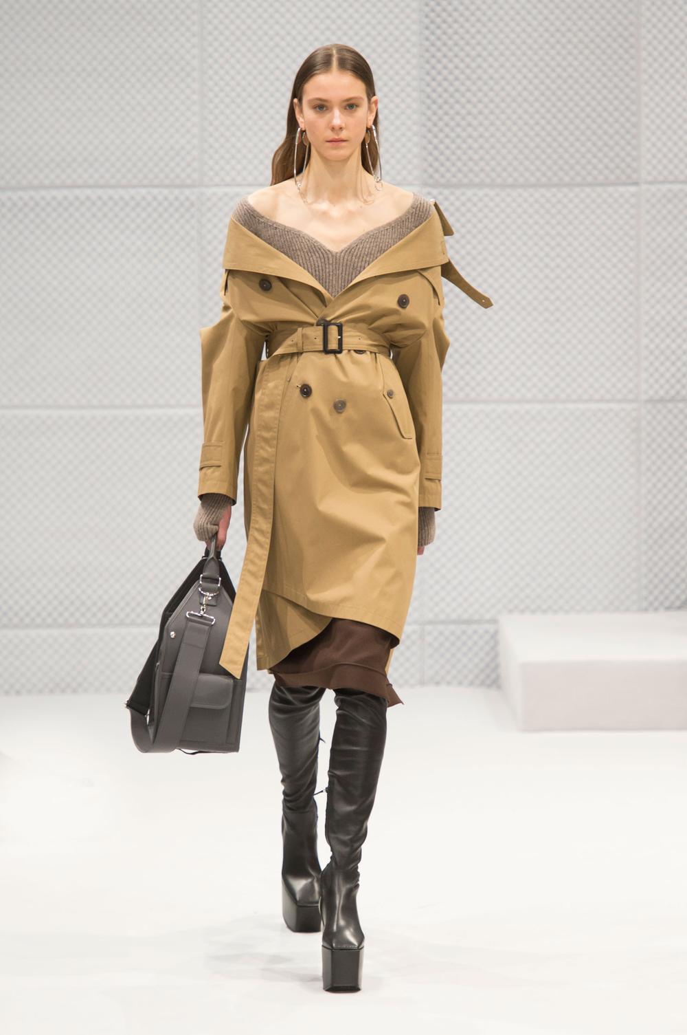 Défilé Balenciaga Automne-hiver 2016-2017 Prêt-à-porter