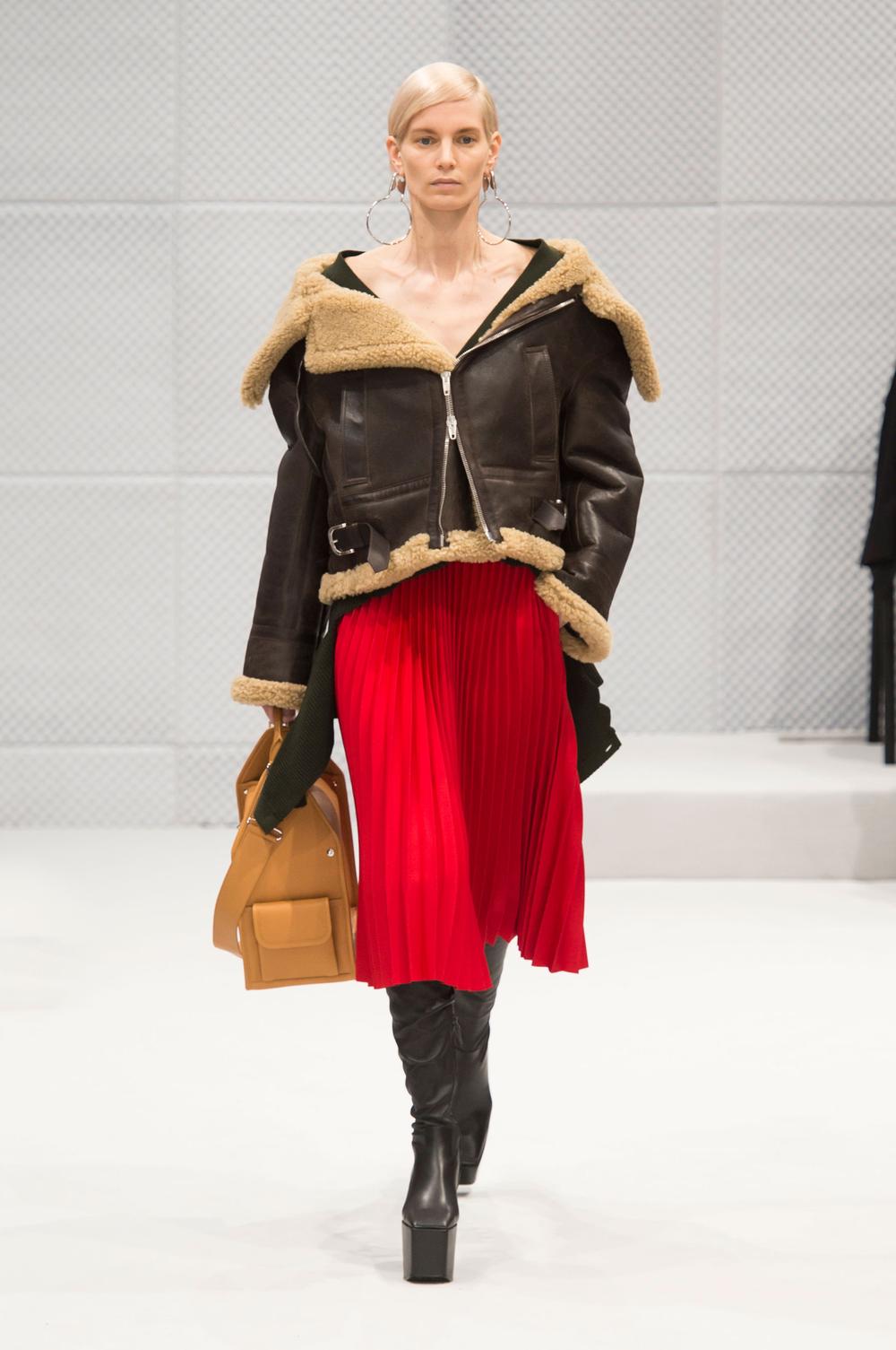 Défilé Balenciaga Automne-hiver 2016-2017 Prêt-à-porter
