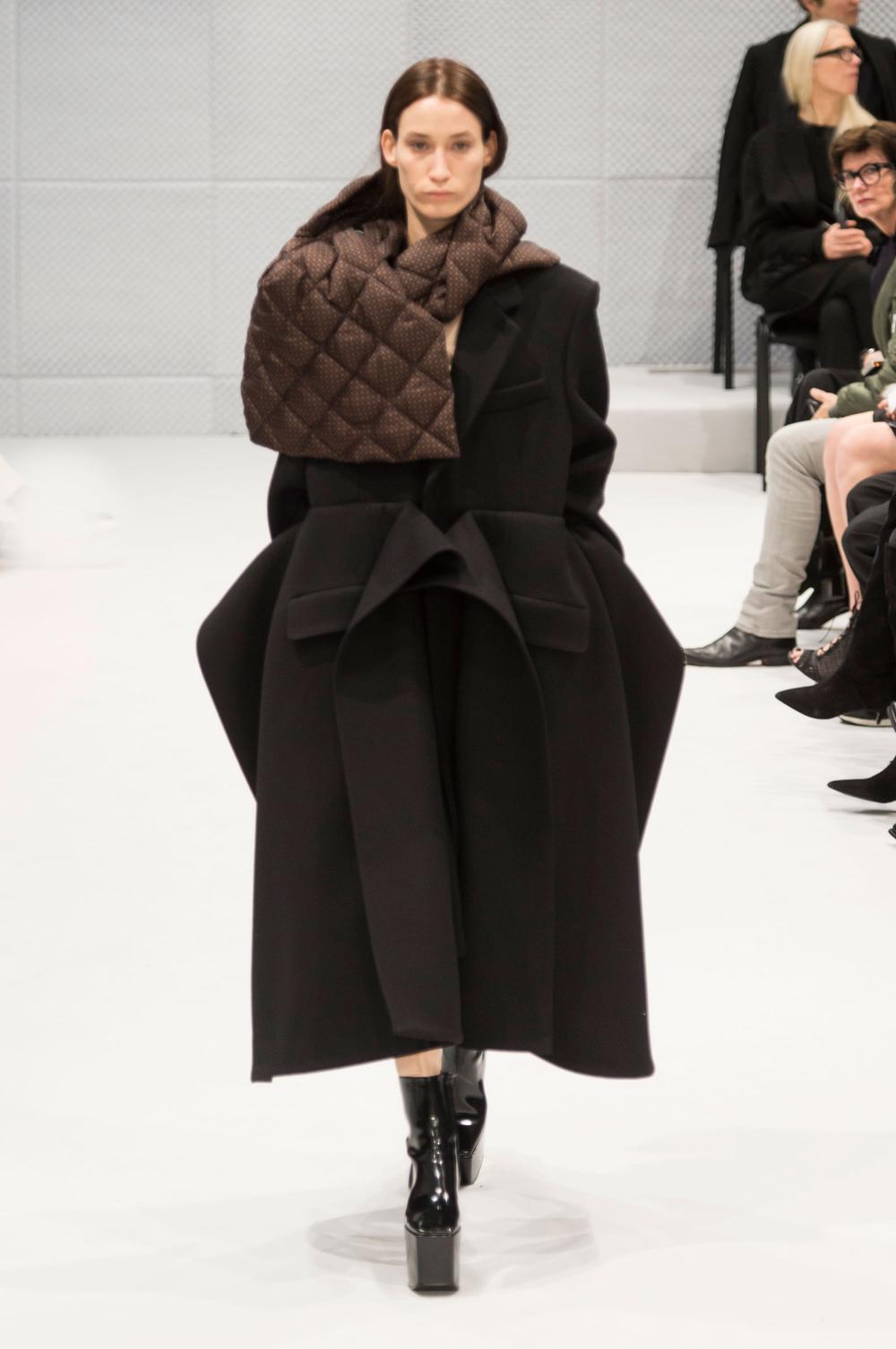 Défilé Balenciaga Automne-hiver 2016-2017 Prêt-à-porter
