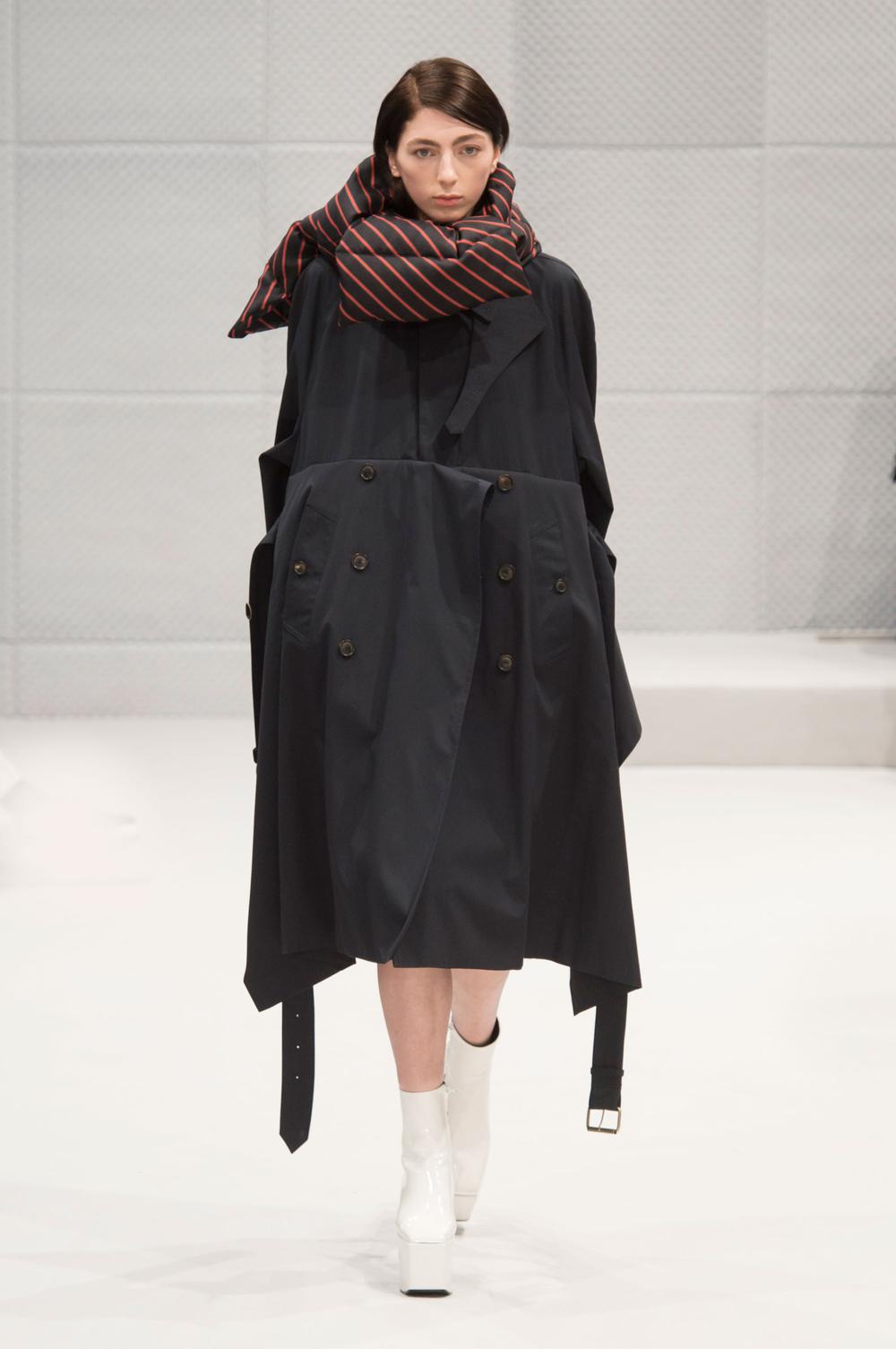 Défilé Balenciaga Automne-hiver 2016-2017 Prêt-à-porter