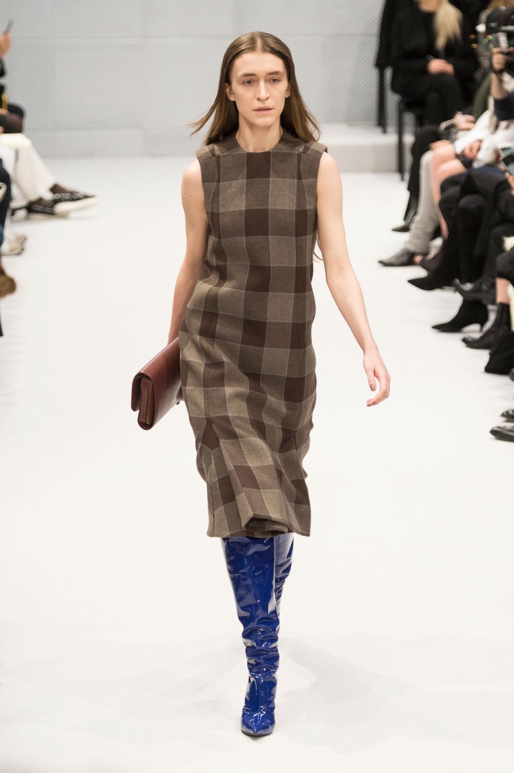 Défilé Balenciaga Automne-hiver 2016-2017 Prêt-à-porter