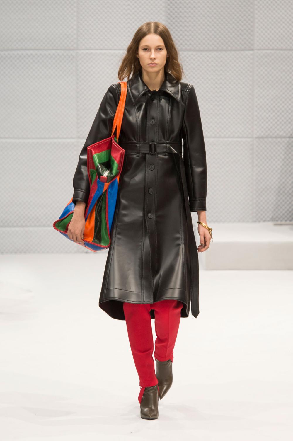 Défilé Balenciaga Automne-hiver 2016-2017 Prêt-à-porter