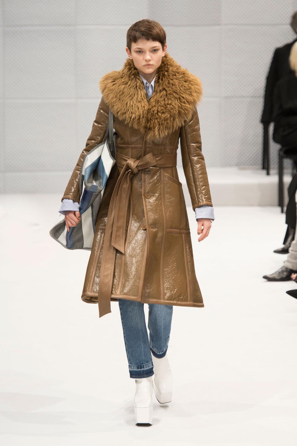 Défilé Balenciaga Automne-hiver 2016-2017 Prêt-à-porter
