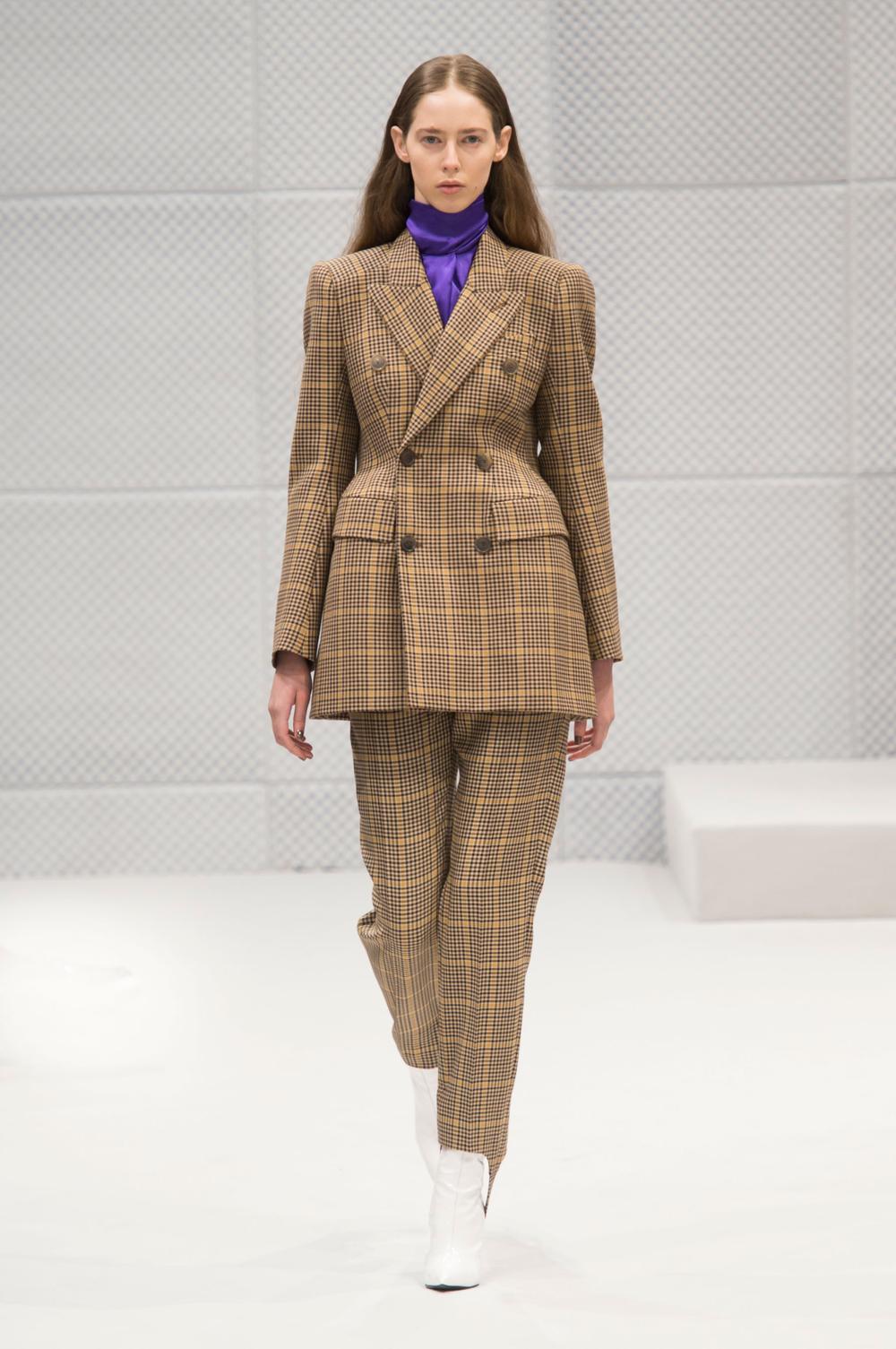 Défilé Balenciaga Automne-hiver 2016-2017 Prêt-à-porter